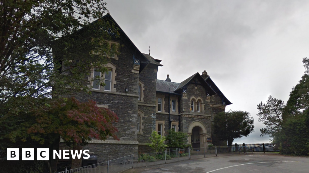 Windermere School teachers strike over pensions - BBC News