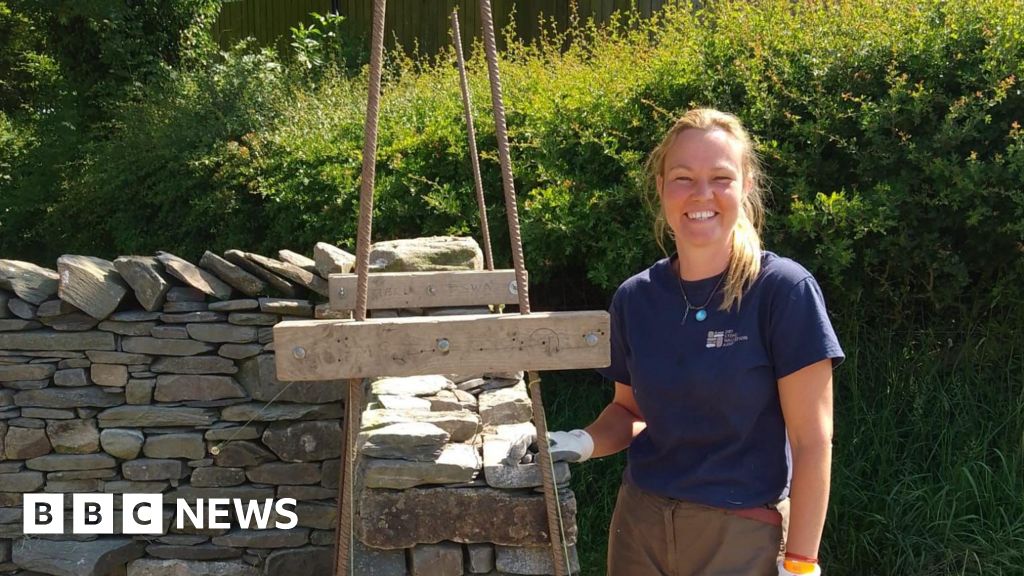 Dry stone wall competition 'helps keep skill alive' in Cumbria - BBC News