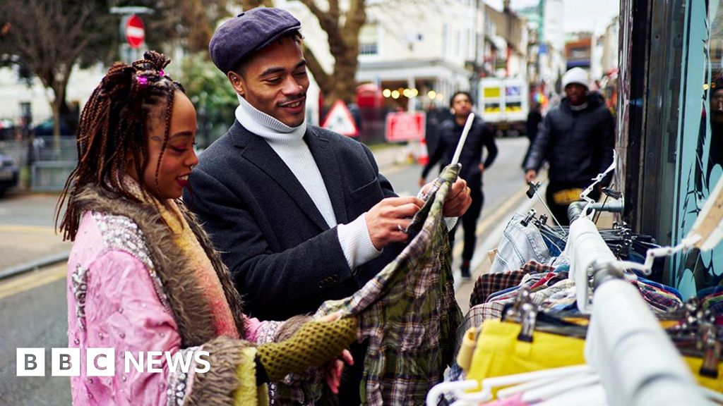 Labour and Tories rule out VAT rise after election - BBC News