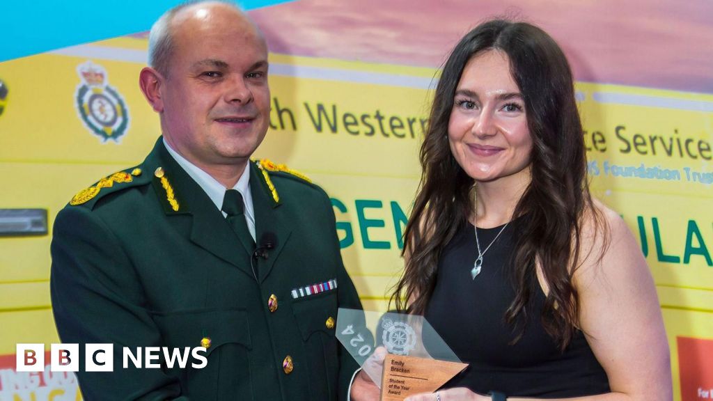 Gloucestershire University student wins paramedic award - BBC News