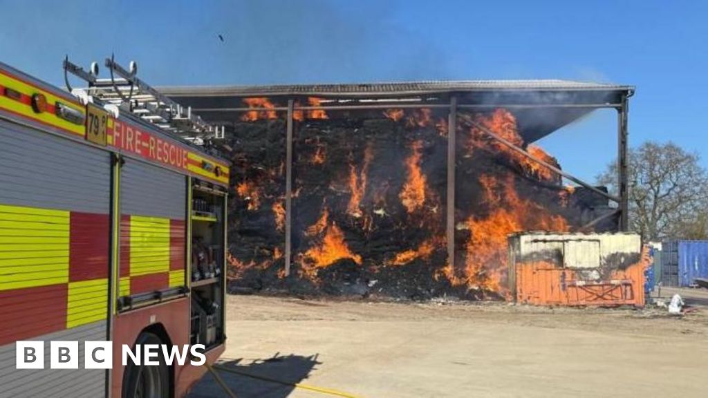 Firefighters tackle 100-tonne Braintree haystack blaze - BBC News