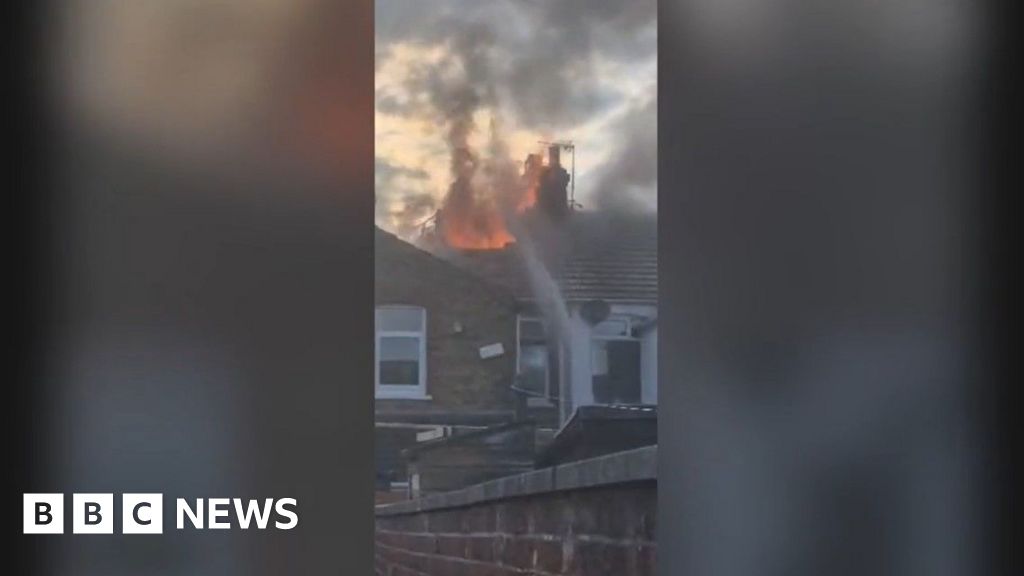 Fire damages three homes in Cleethorpes - BBC News