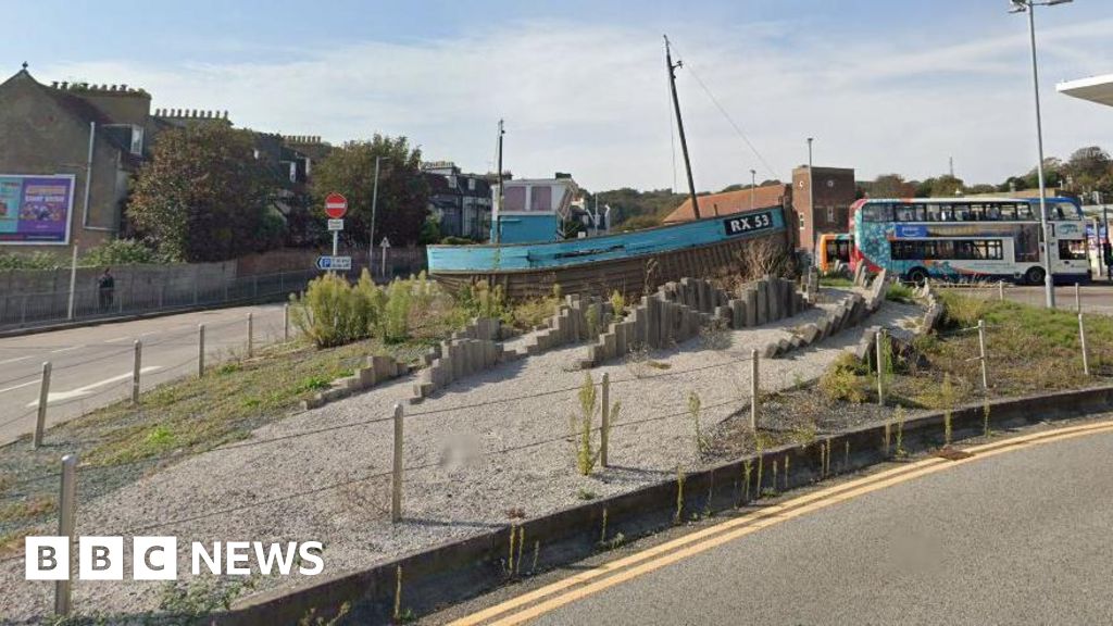 Hastings: Campaign to save fishing boat on roundabout failed - BBC News