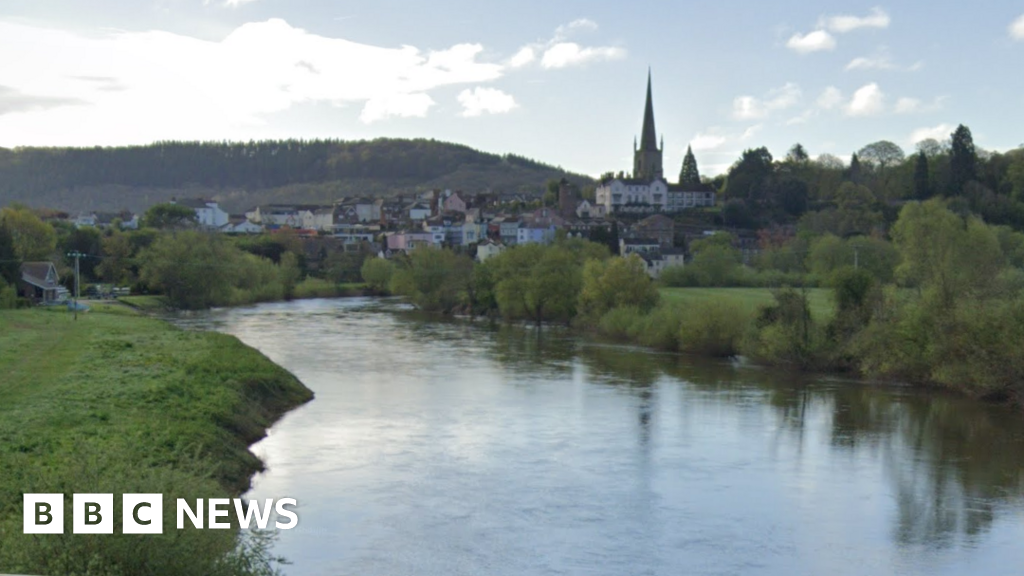 Ross rowing regatta called off over low River Wye water levels - BBC News