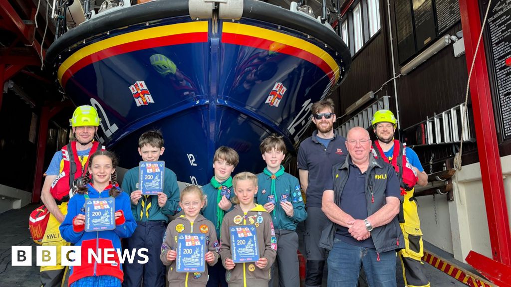 New RNLI badge will 'inspire future volunteers' - BBC News