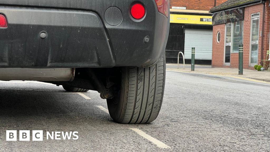 Goole parking bays 'too narrow' after road marking error - BBC News