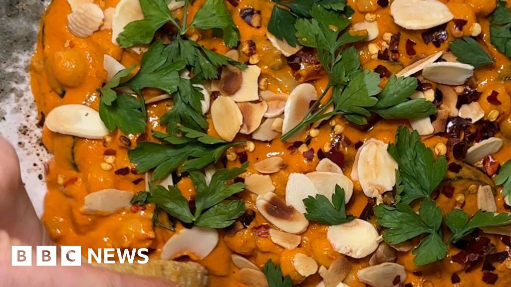 Romesco chickpea traybake - BBC News