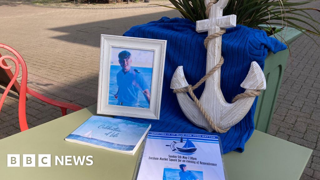 Evesham to turn blue in memory of fallen Royal Navy sailor - BBC News