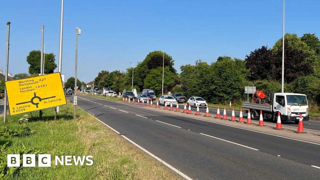 Lancing: Queues on new A27 roundabout 'beyond frustrating' - BBC News