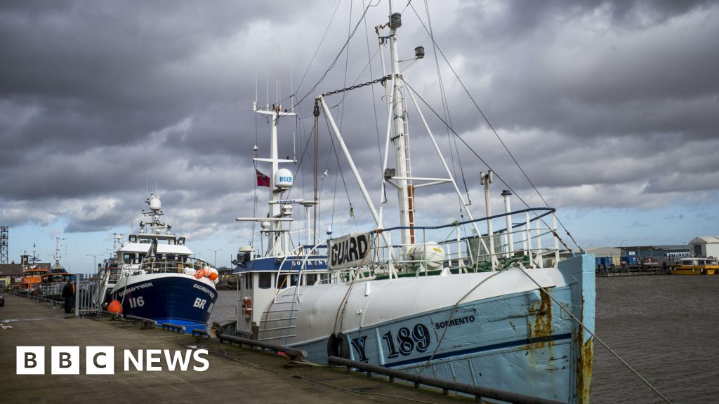 Fishermen in Hull and Grimsby to get harbour healthcare - BBC News