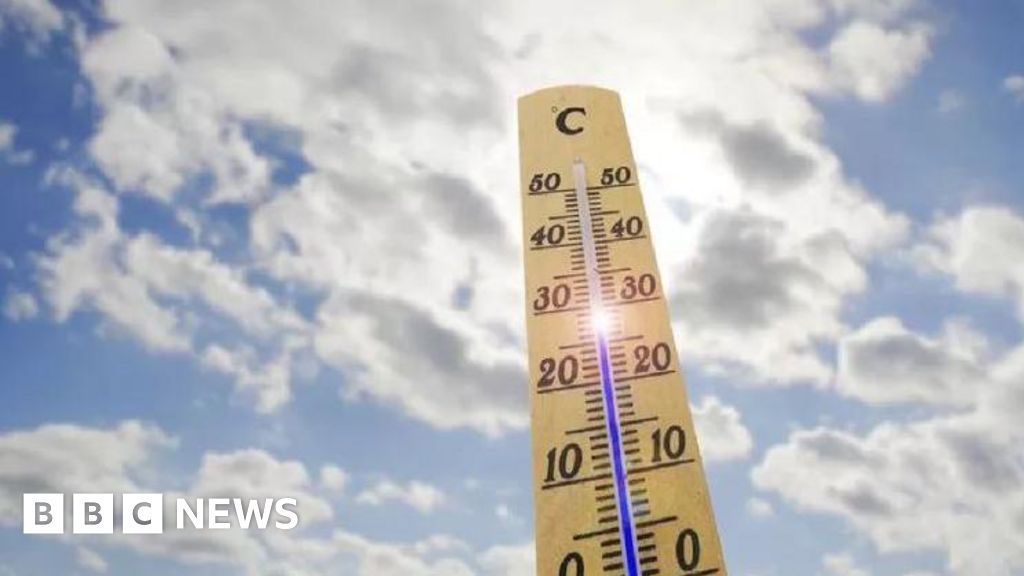 Hot weather: Experts in the South East issue warnings - BBC News