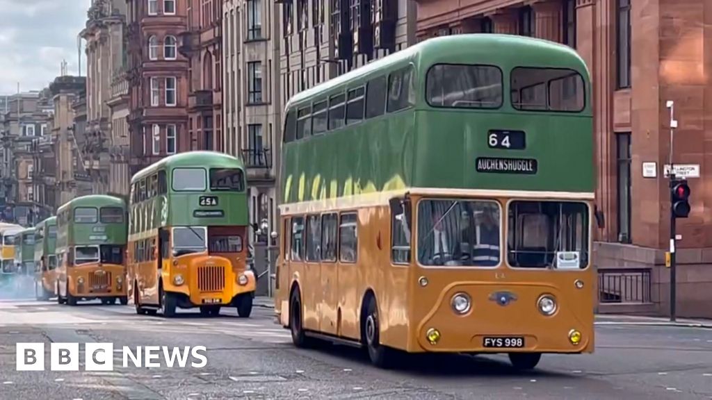 Vintage buses take to Glasgow's streets - BBC News