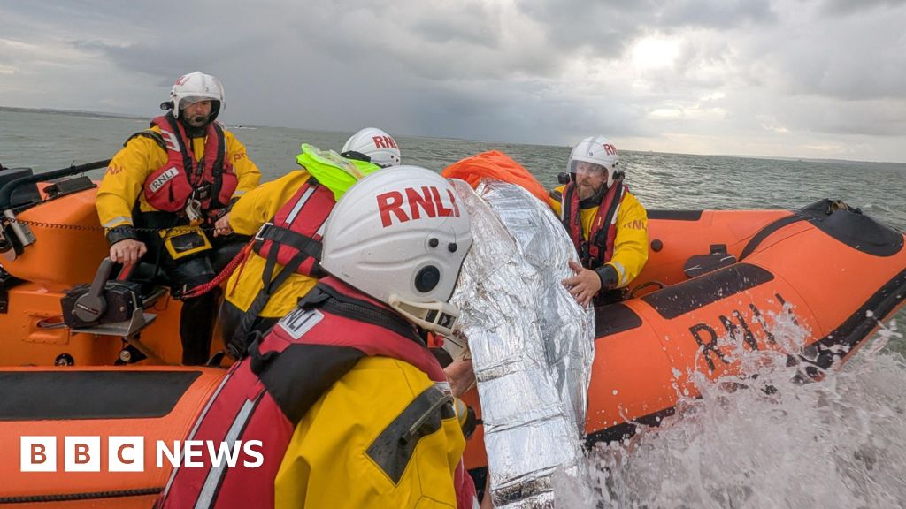 Solent lifeboat crews rescue sea cricketers from sandbar