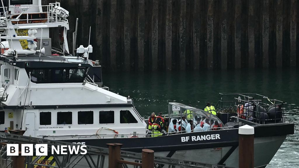 Channel migrants: British vessel returns migrants to France - BBC News