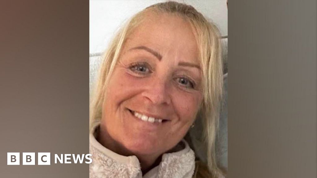 Brantham: Post-mortem unable to find dog walker's cause of death - BBC News