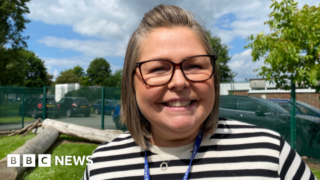 Traffic restrictions imposed outside Shropshire schools - BBC News
