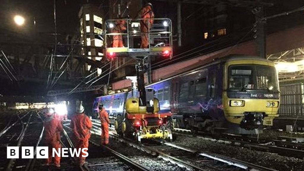 Derailed London Paddington train is finally moved - BBC News