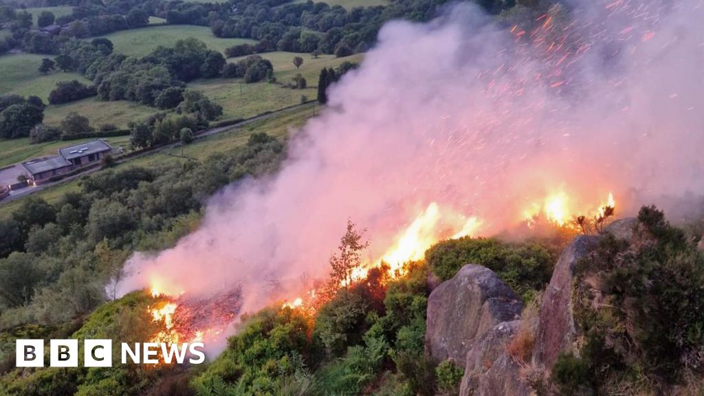 Crews tackle grassland blaze at Congleton beauty spot - BBC News