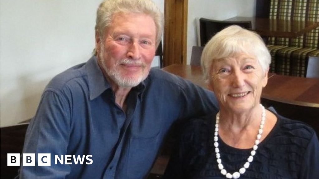 Tilehurst crash: Tribute to couple, 84, struck and killed - BBC News