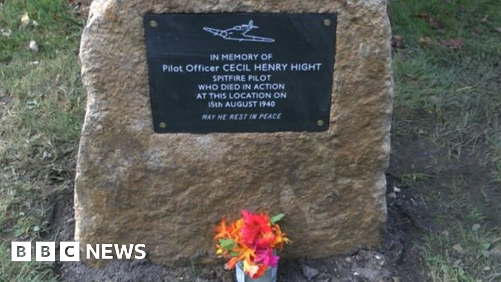 Memorial to Spitfire pilot shot down over Bournemouth - BBC News