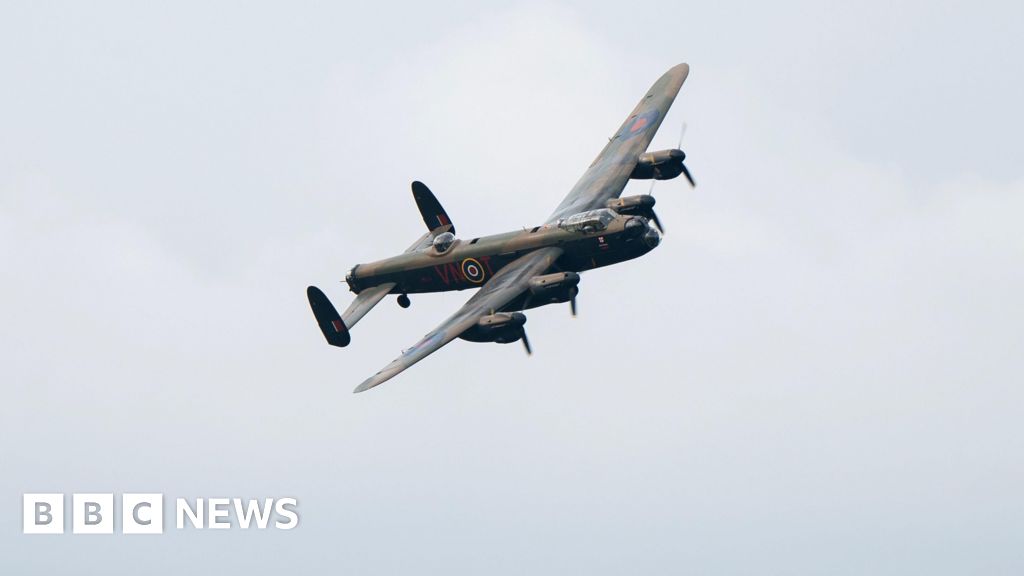 Northampton memorial to honour men in Lancaster bomber crash - BBC News