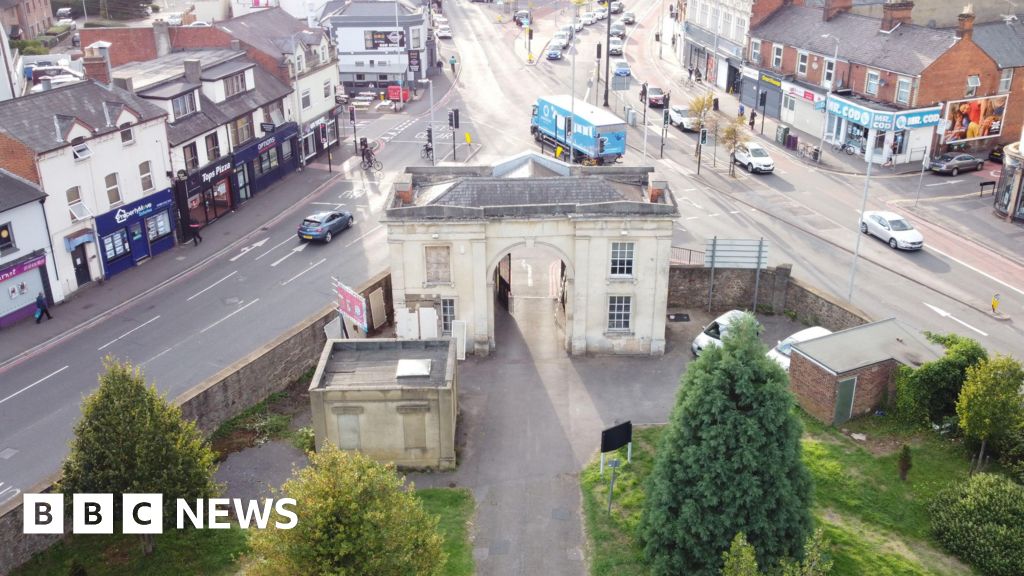Reading Cemetery Junction arch set for essential repairs - BBC News