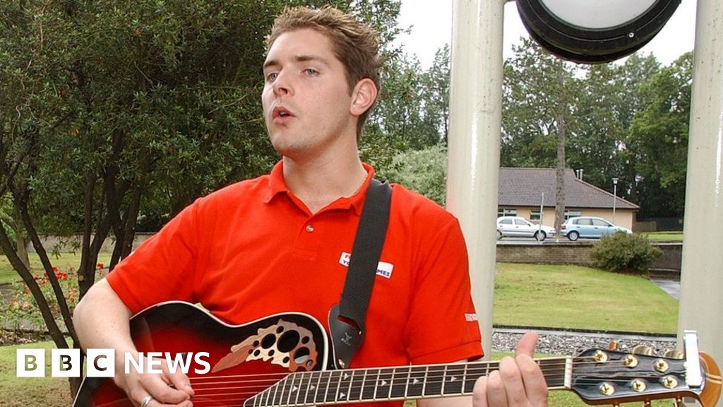 Singer Malachi Cush 'feared losing leg' after runaway car crash - BBC News