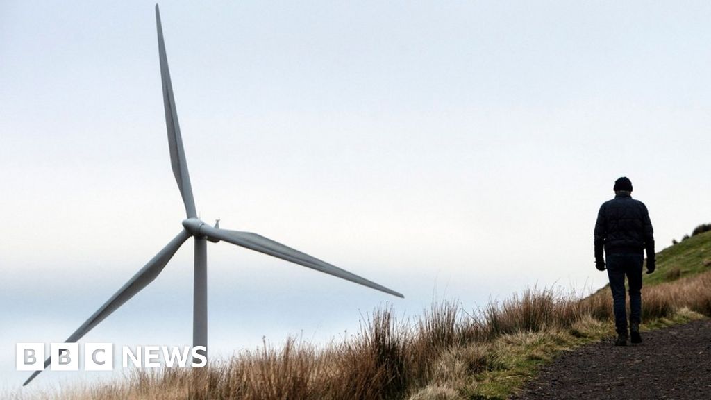 Low winds blamed for fall in Scotland's renewable energy production