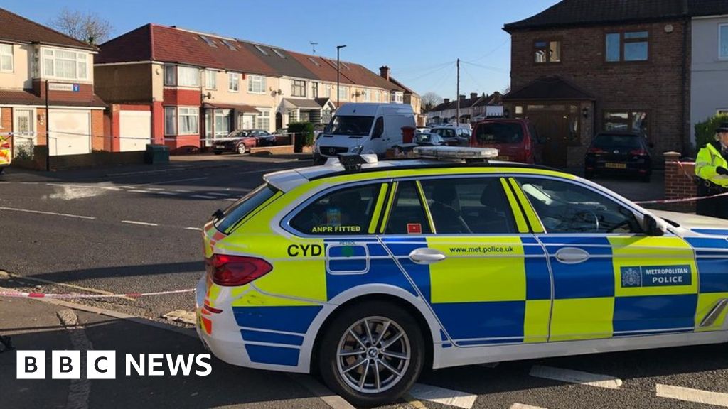 Southall stabbing: Murder probe after boy, 16, dies - BBC News