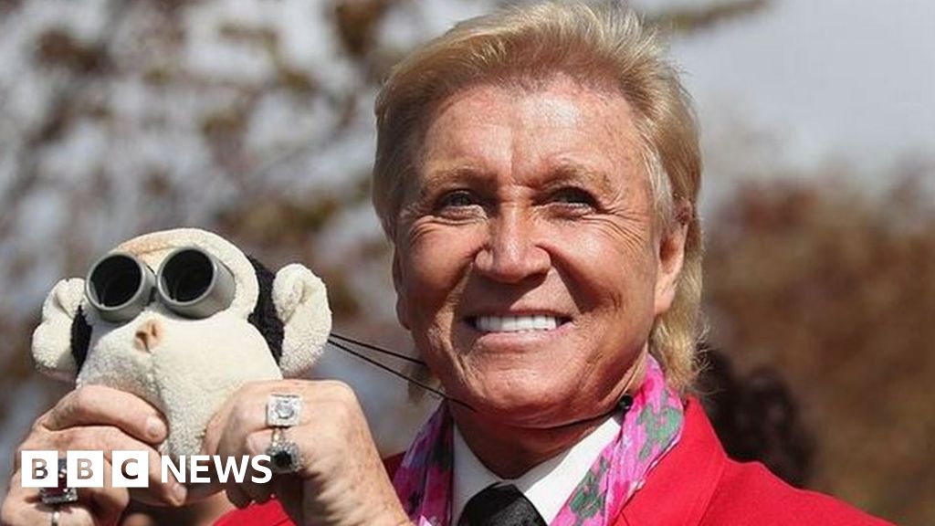 Herbert Howe: Liverpool funeral held for 'King of Bling' hairdresser ...