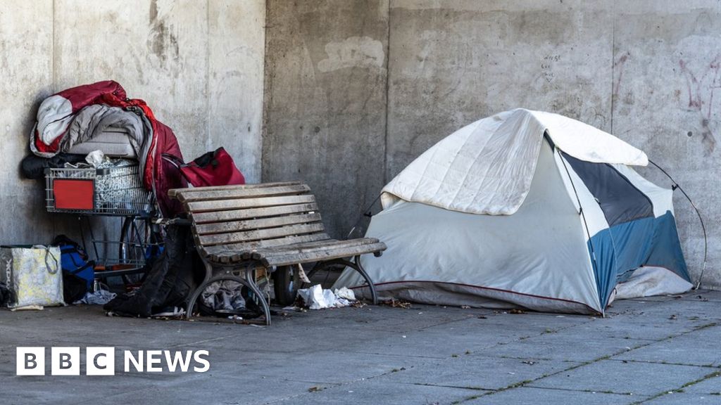 Fareham: Crowdfunding project to support town's homeless - BBC News