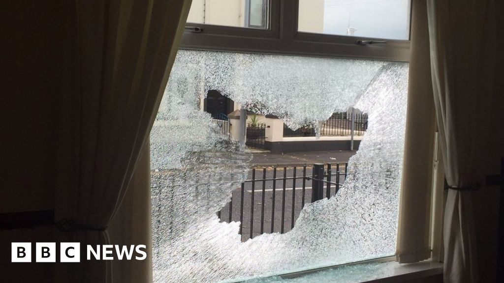 Larne: Two houses attacked by men wielding 'hatchets' - BBC News
