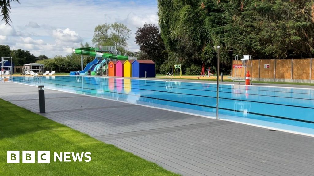Newbury: Revamped historical lido reopens to public - BBC News