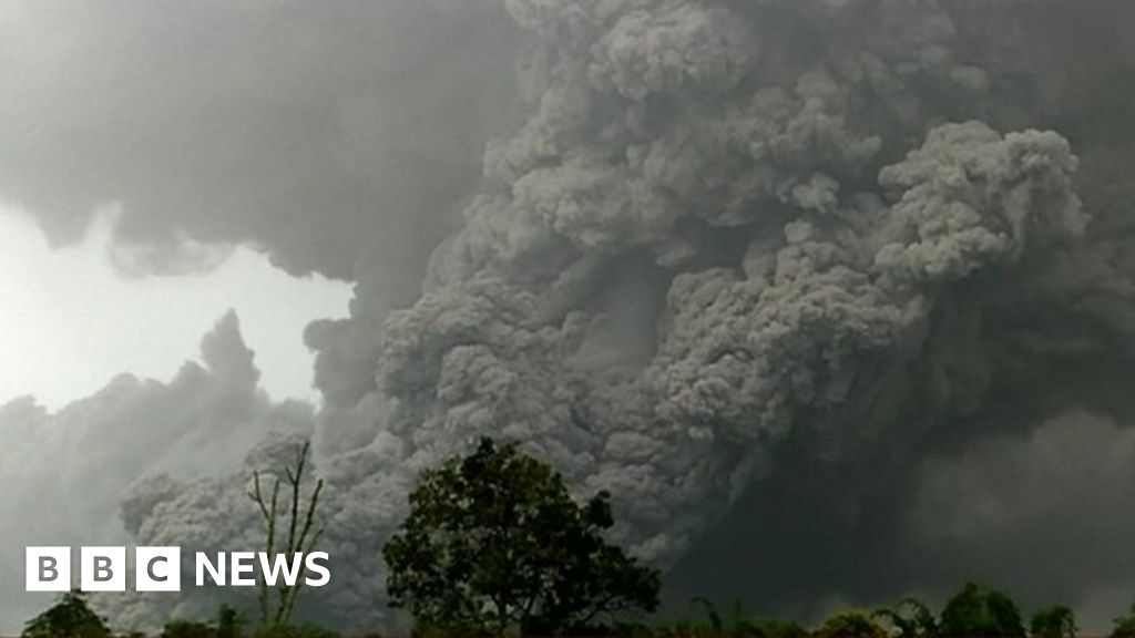 Volcano erupts in Indonesia killing seven people - BBC News