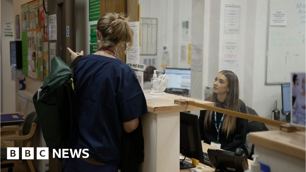 GP receptionists face increasing abuse, doctors say - BBC News