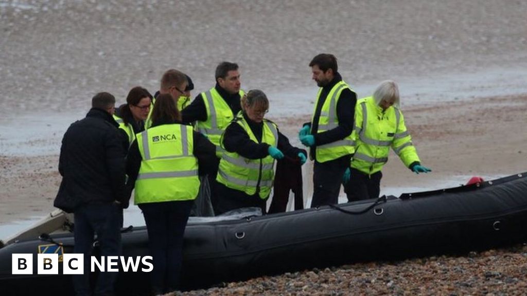 Two held over English Channel migrant crossings - BBC News
