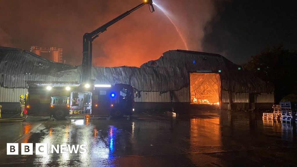 Blackburn: Ten fire engines tackle big warehouse blaze - BBC News
