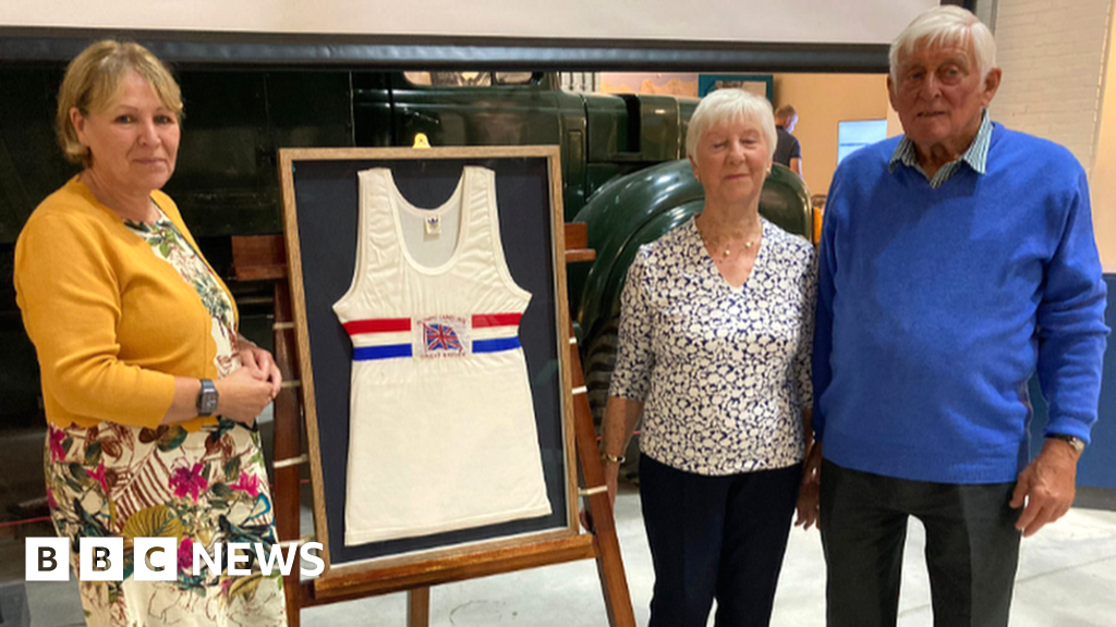 Vest worn by Wiltshire Olympian Jim Fox unveiled at REME Museum - BBC News