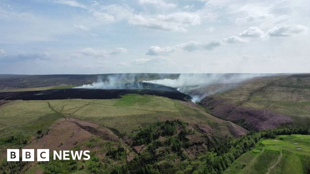 Marsden Moor: Crews tackle wildfire - BBC News