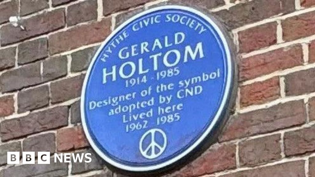 Kent: Designer of CND peace sign honoured with Hythe blue plaque - BBC News