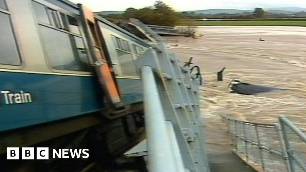 Glanrhyd: 30 years since Carmarthenshire rail disaster - BBC News