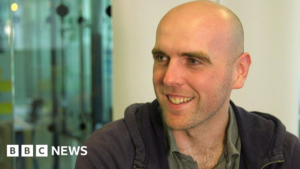 Simon Wheatcroft runs blind with help of a phone app - BBC News