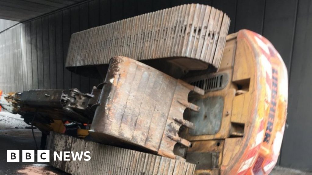 Nottingham road delays: Lorry with digger hits bridge - BBC News