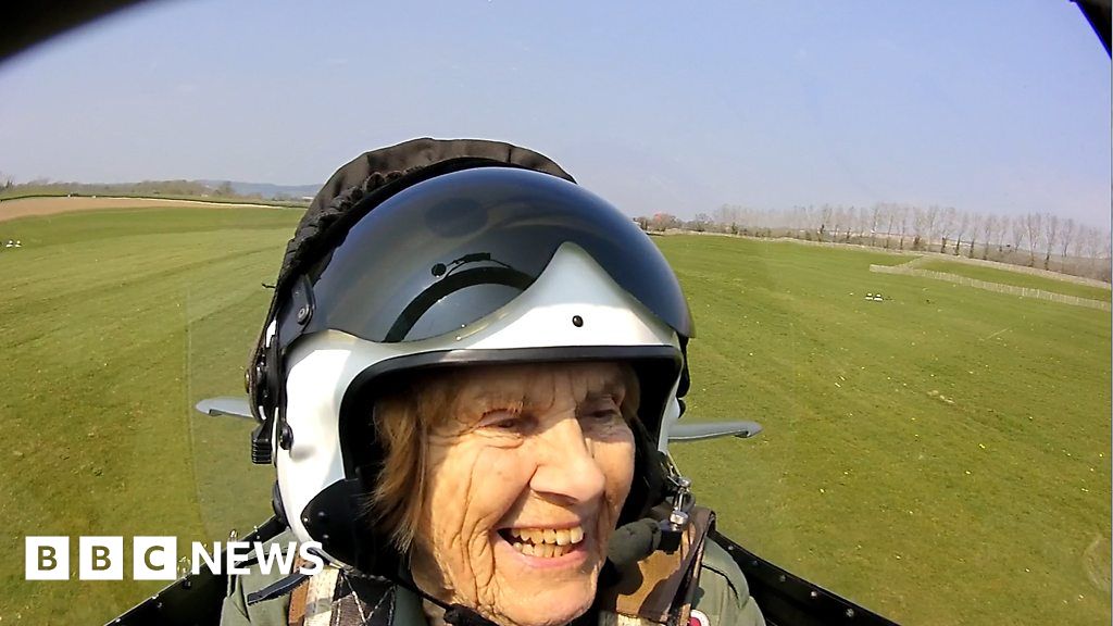 World War Two veteran Joy Lofthouse flew Spitfire again - BBC News