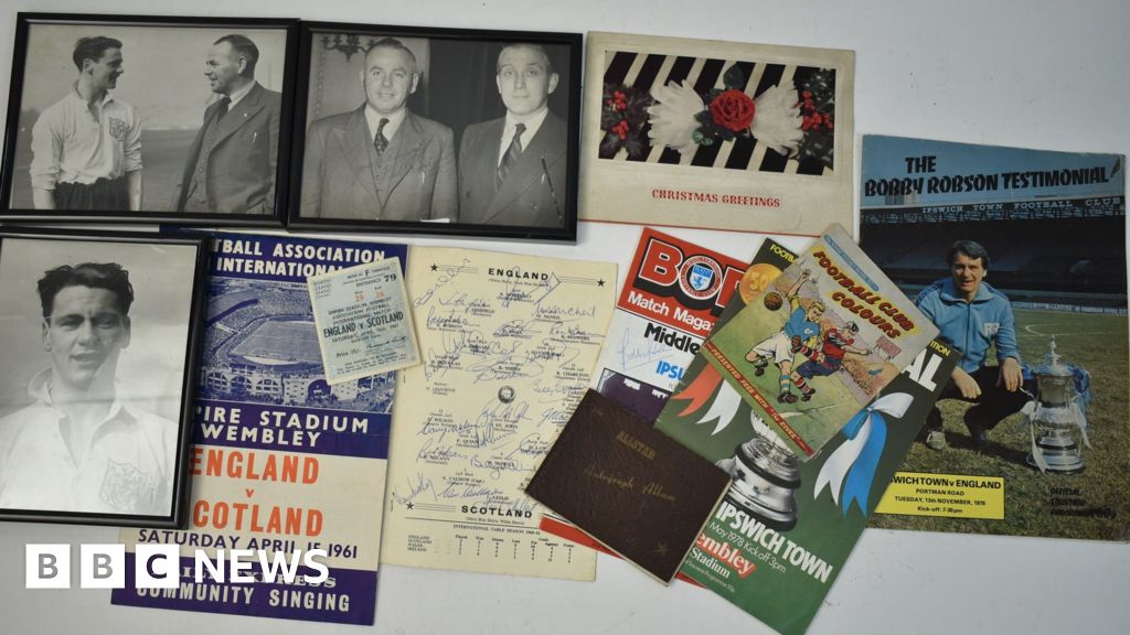 Sir Bobby Robson memorabilia sold at auction - BBC News