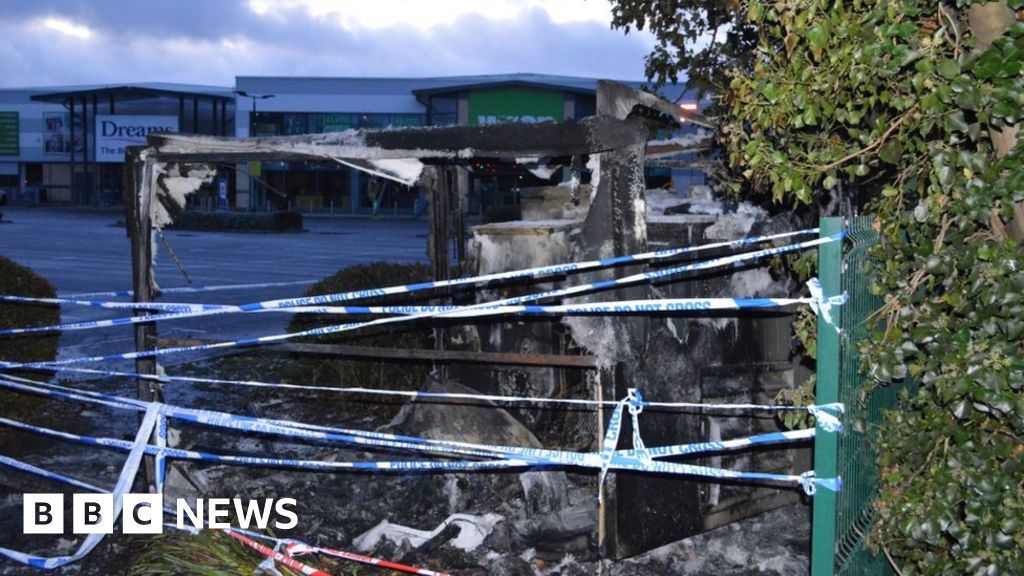 Man dies in Southampton electrical substation crash - BBC News