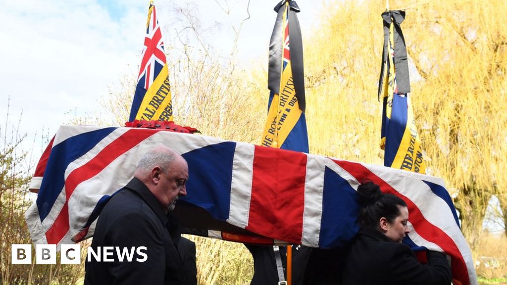 Kenneth White: Huge turnout for no-family veteran funeral - BBC News