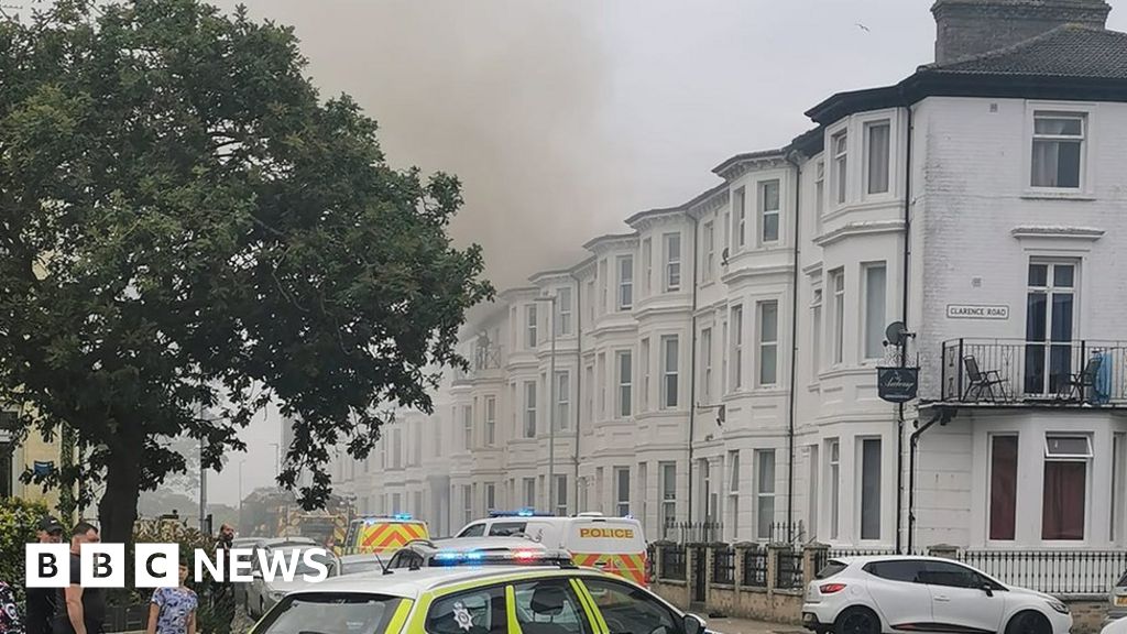Great Yarmouth: Forty firefighters tackle building blaze - BBC News
