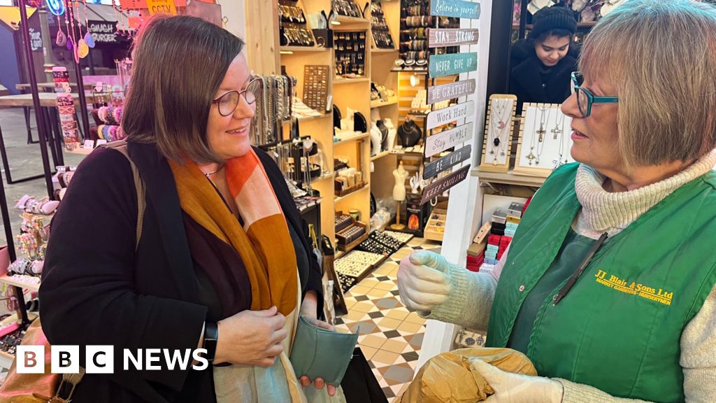 Darlington market traders meet Treasury MPs amid cash plan - BBC News