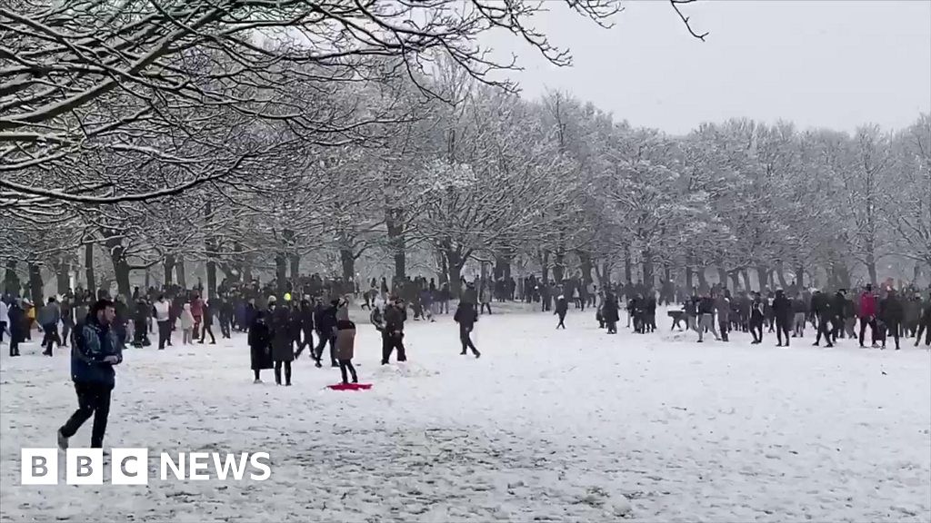 UK snow: Large crowds gather in Leeds for snowball fight